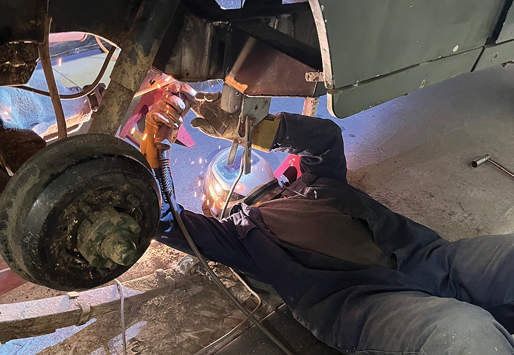 Sort a rusty spring hanger - Land Rover Monthly