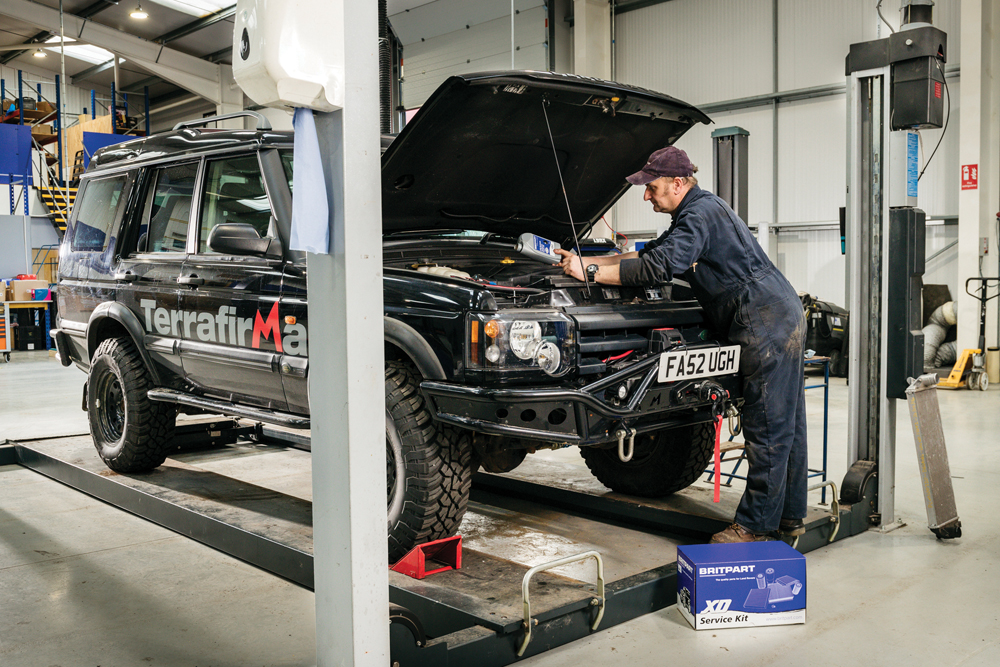 Service a Discovery 2 Td5 - Land Rover Monthly