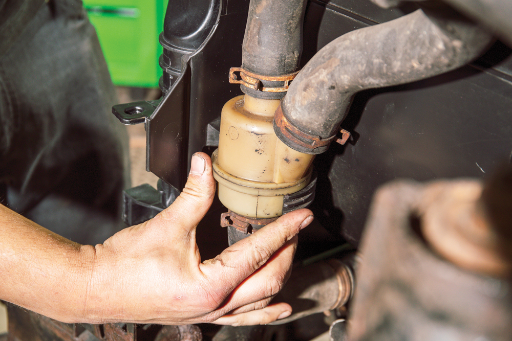 Install a TDCi engine: Fitting and starting - Land Rover Monthly