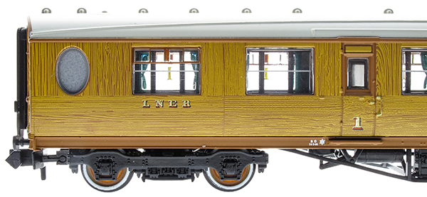 Graham Farish LNER 'Thompson' coaches - World Of Railways