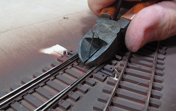 How to fit a point motor - World Of Railways