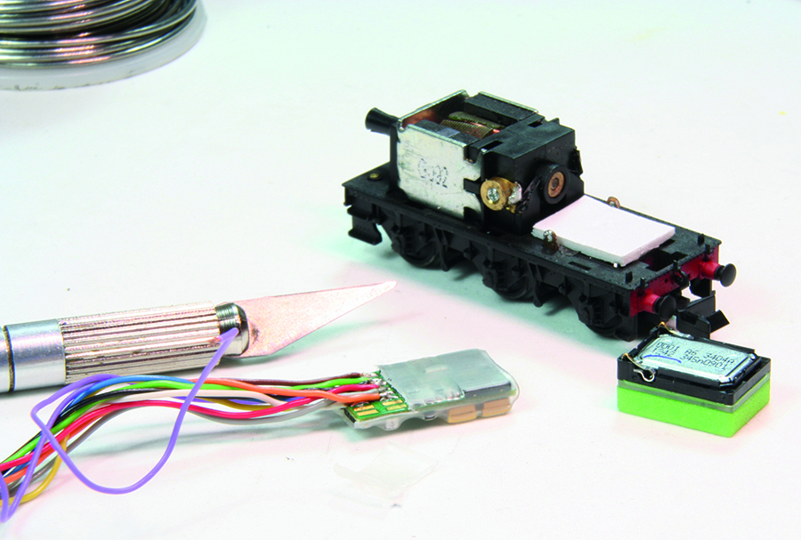 How to fit DCC sound into a Dapol N Gauge 'Hall' - World Of Railways